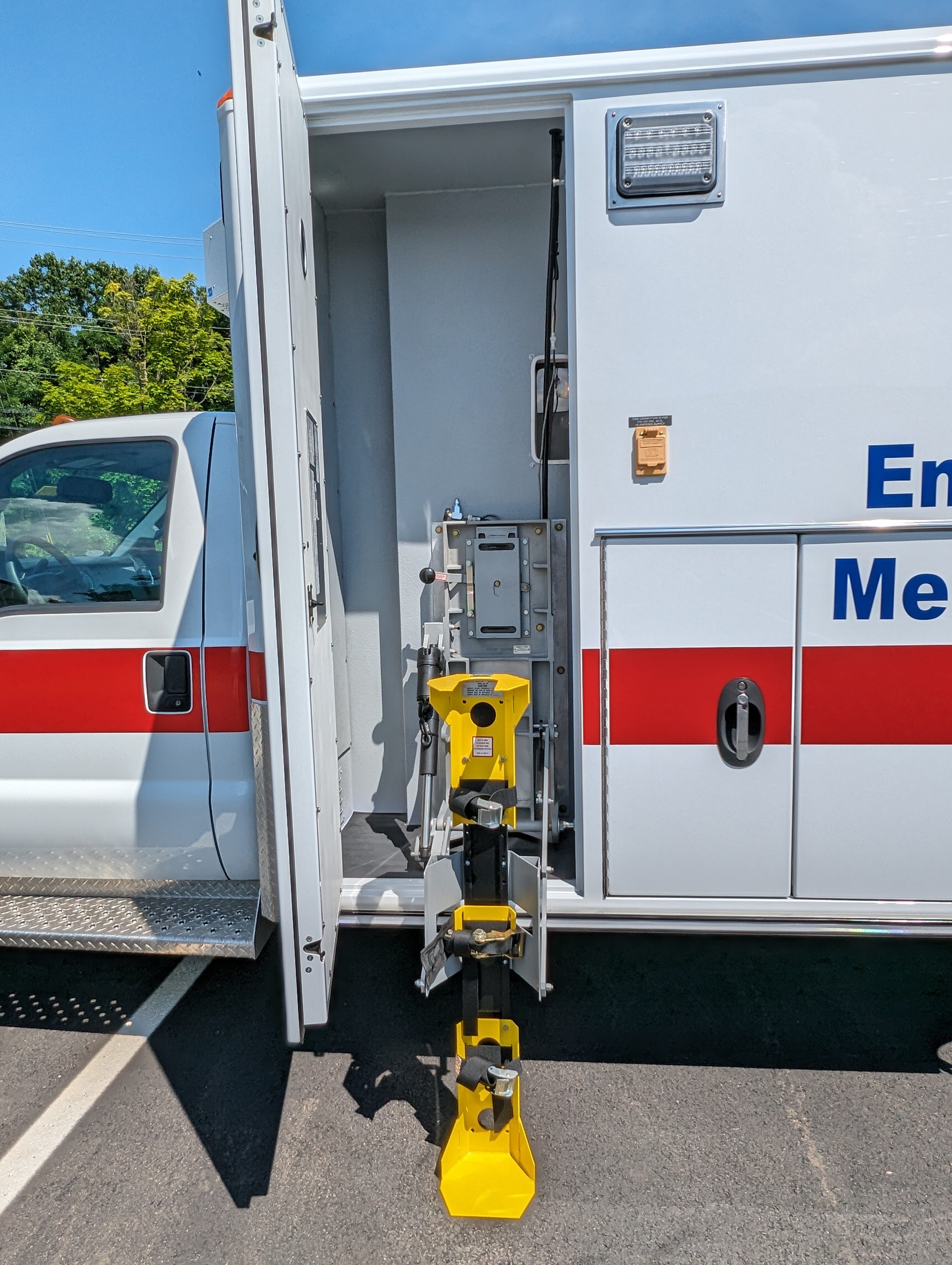 2014 Ford F-450 Type I Ambulance 4×4 - Wheeled Coach
